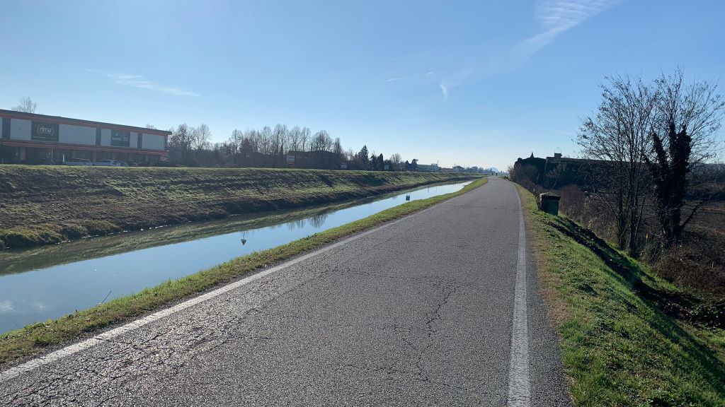 8/33: This is a route linking together four other routes: the ...